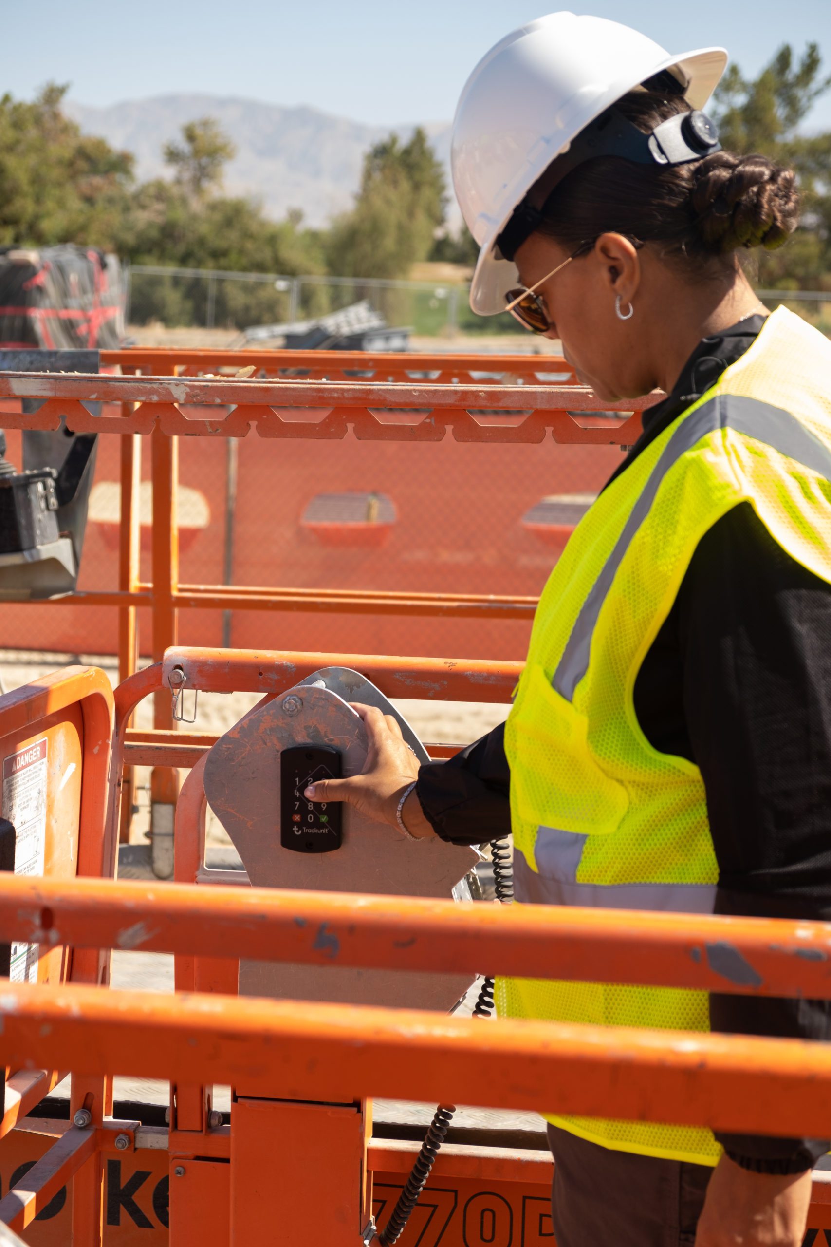 Best Fleet Management Solution for Construction | Trackunit